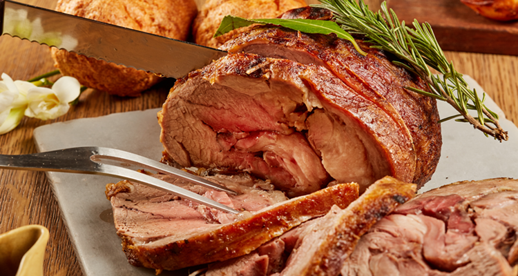 Lammbraten mit gerollter Lammkeule und Bratkartoff - gustoreich.at